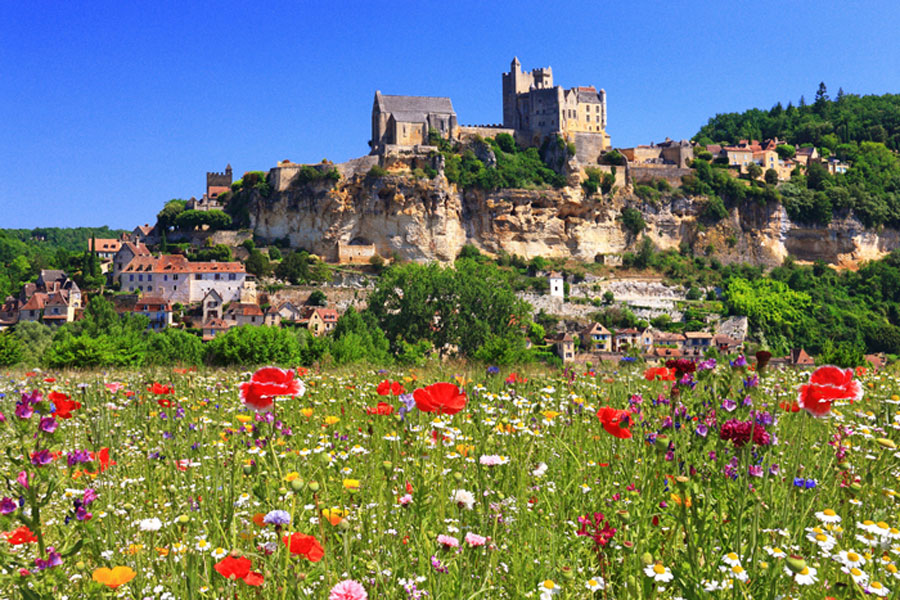 View of Beynac Castle in Beynac-et-Cazenac on Dordogne River ...