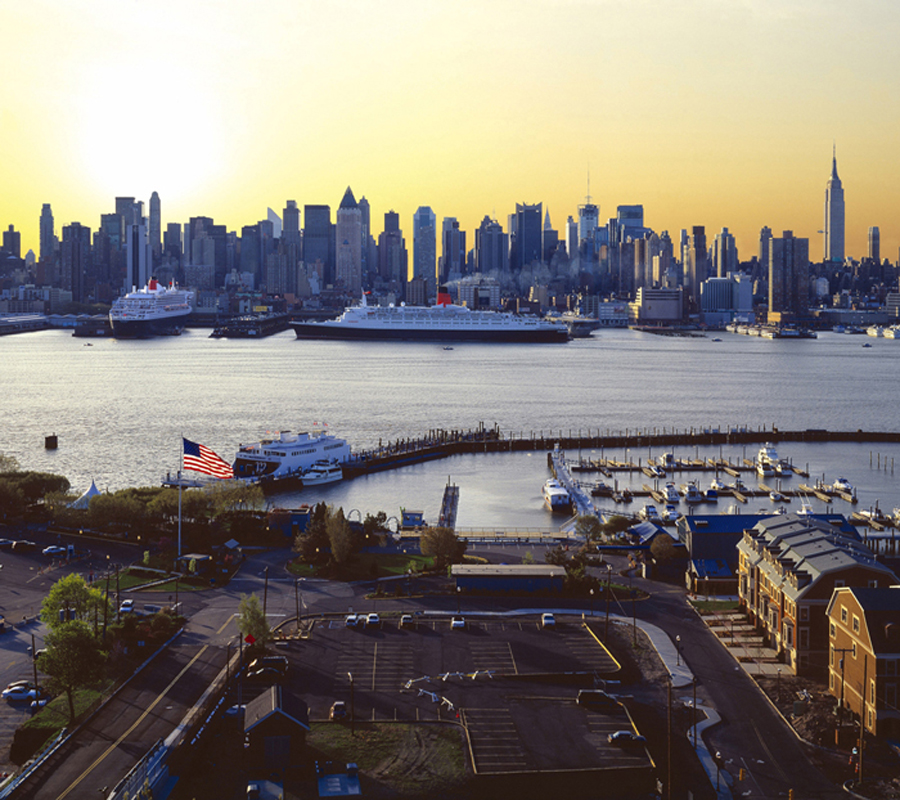 Cruise liners Queen Mary 2 and Queen Elizabeth 2 at Hudson Harbor, New ...